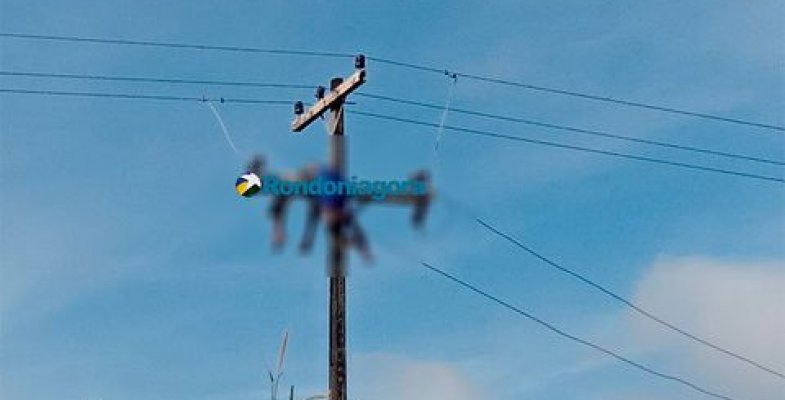 Homem Morre Eletrocutado E Corpo Fica Pendurado Em Poste Na Br 364